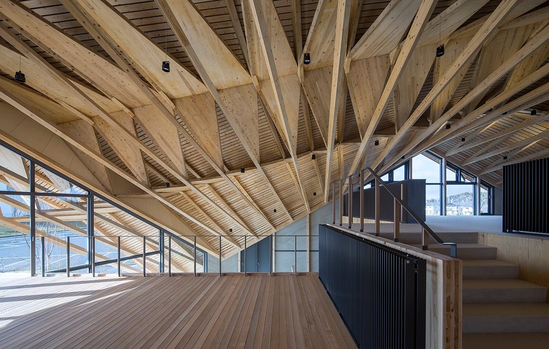 Techo de empresa fue elaborado con vigas laminadas de pino japonés y ...