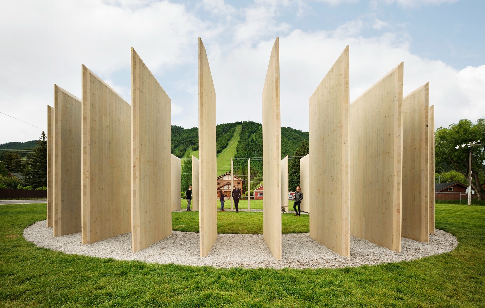 Enormes paneles de CLT forman una instalación de arte público en ...